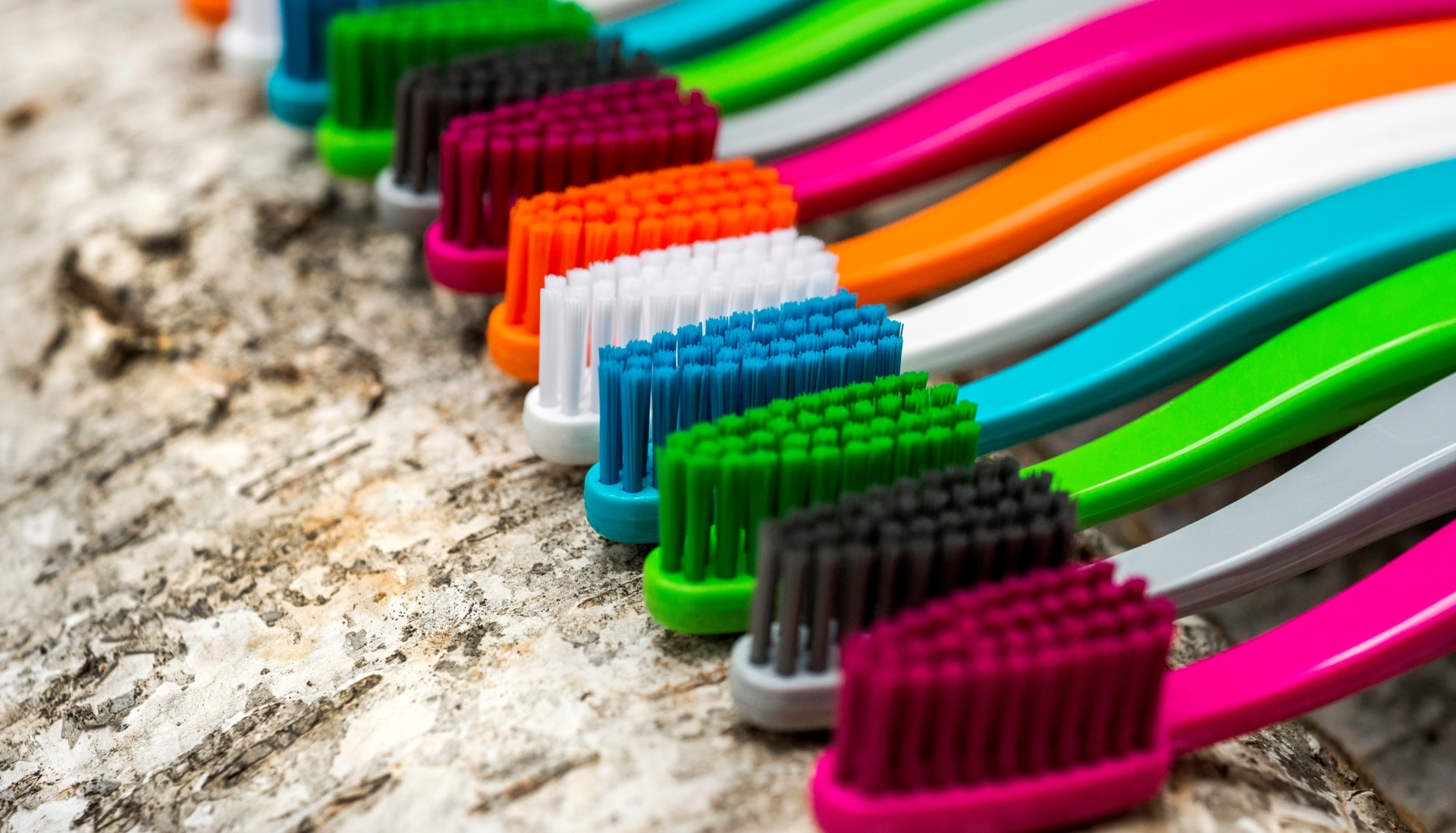 THE COLORFUL BIODEGRADABLE ECO TOOTHBRUSHES FROM BERLIN SPINOFF.COM